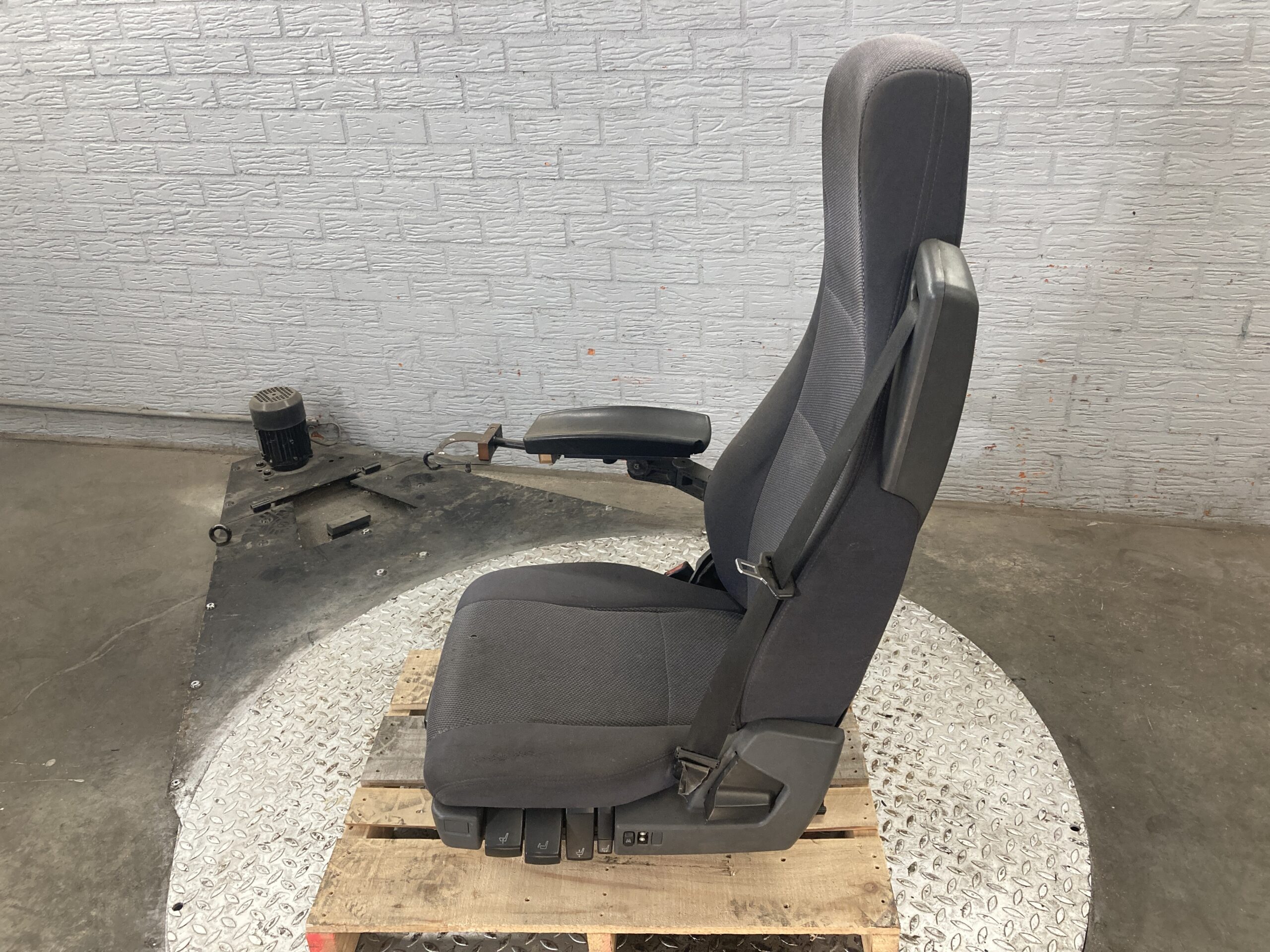 Driver's side air suspension seat R-series - 900508022 - Mestebeld Trucks
