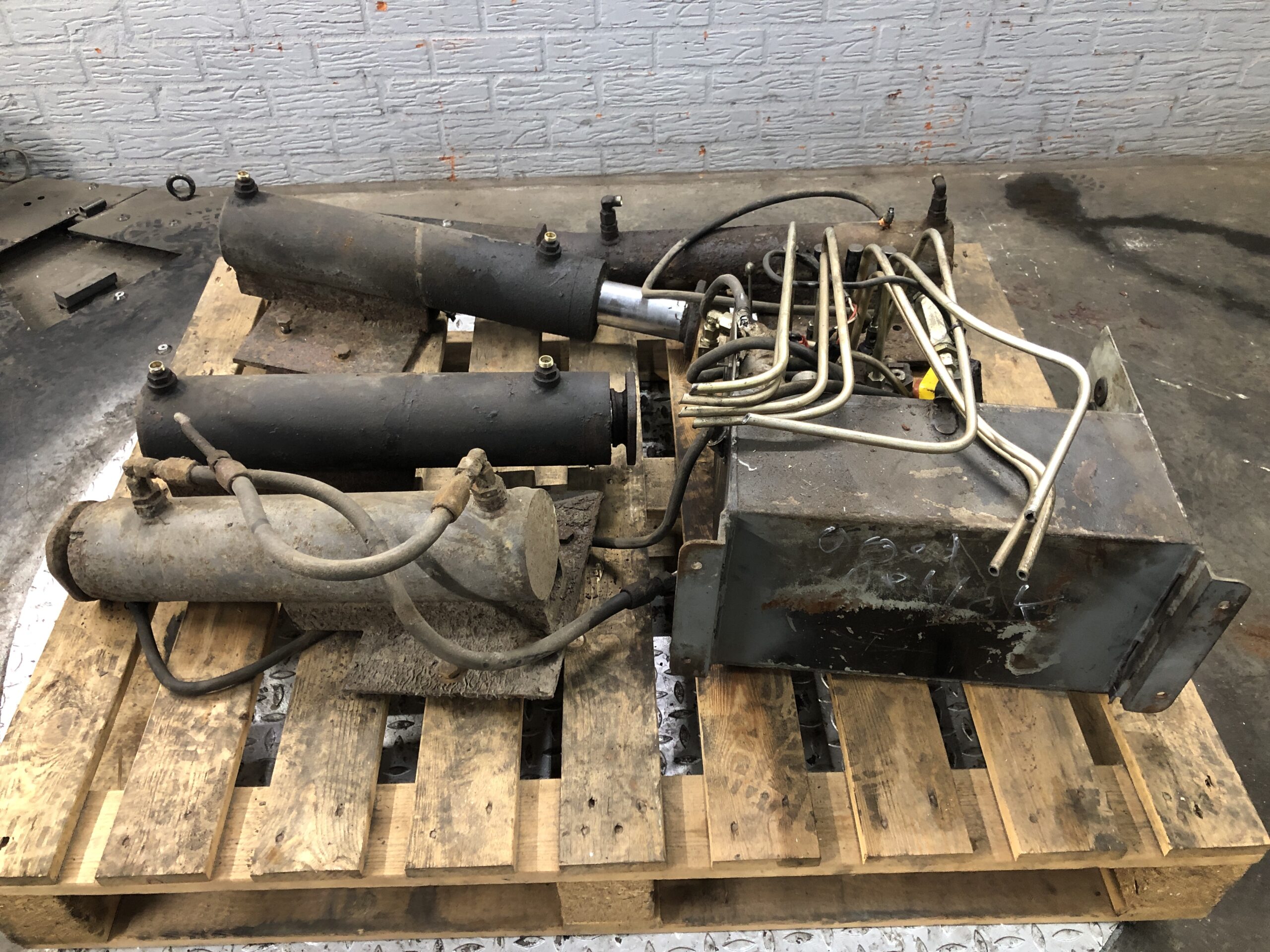 Hydraulic lifting system with 4 cylinders - 050099030 - Mestebeld Trucks